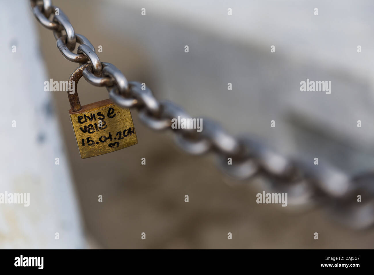 Lock and chain Stock Photo - Alamy