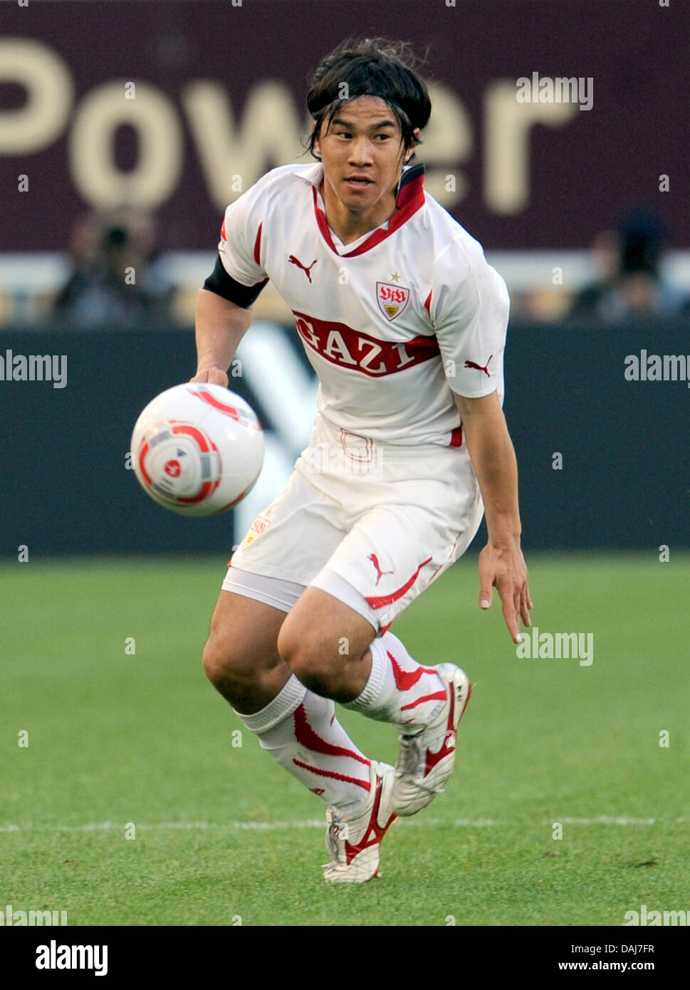 Stuttgart's shinji Okazaki controls the ball during the German ...