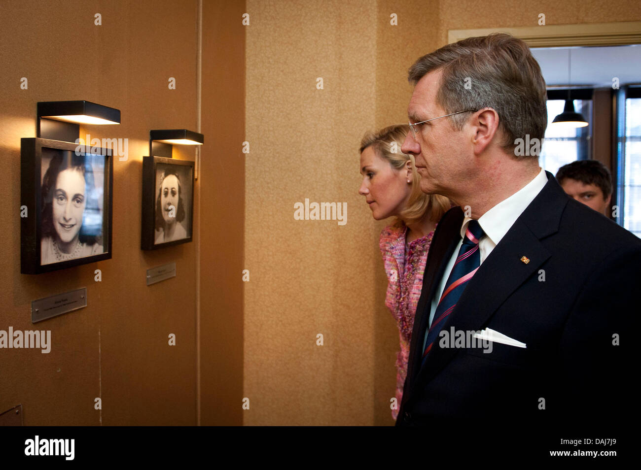 The picture shows the German President Christian wulff (R) and his wife ...