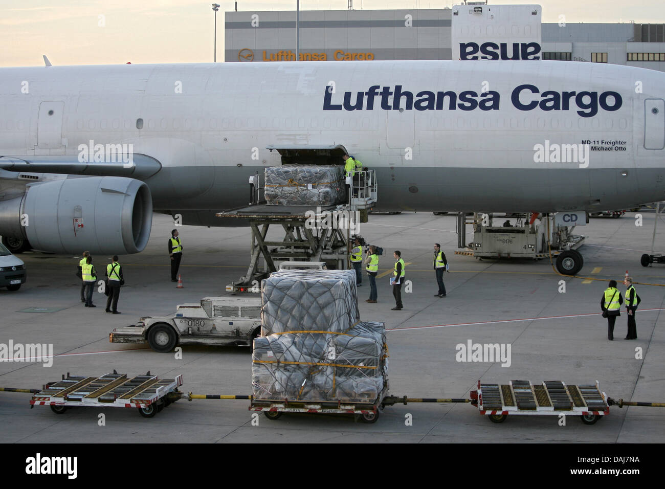 The picture shows relief supplies being loaded into a Lufthansa cargo ...
