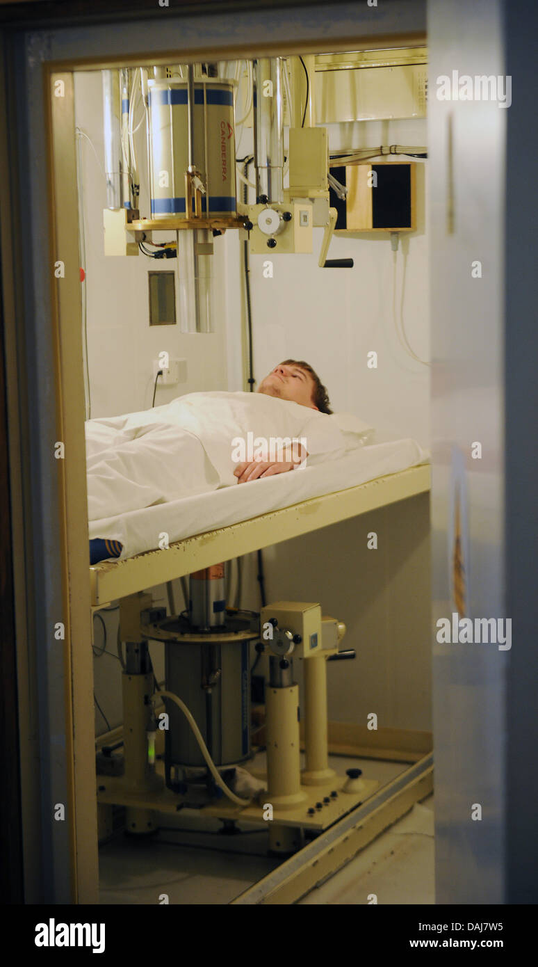 A person that has returned from Japan is examined on radiation exposure ...