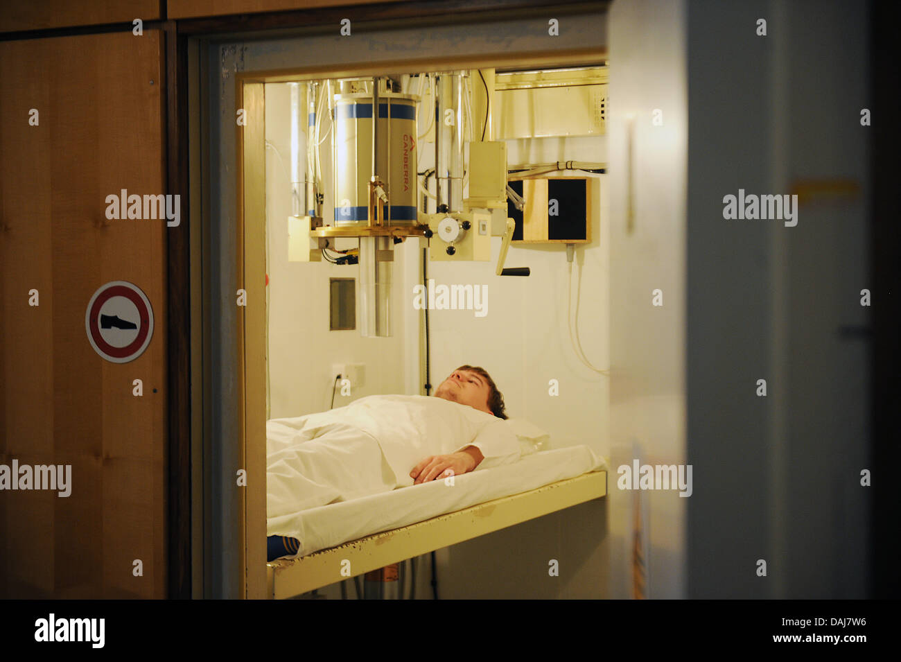 A person that has returned from Japan is examined on radiation exposure ...