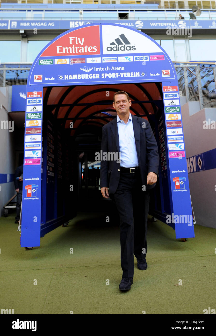 Sports director Frank Arnesen enters the Imtech Arena in Hamburg ...