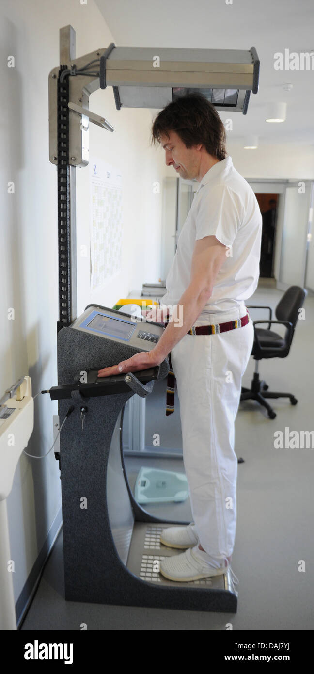 A person that has returned from Japan is examined on radiation exposure ...