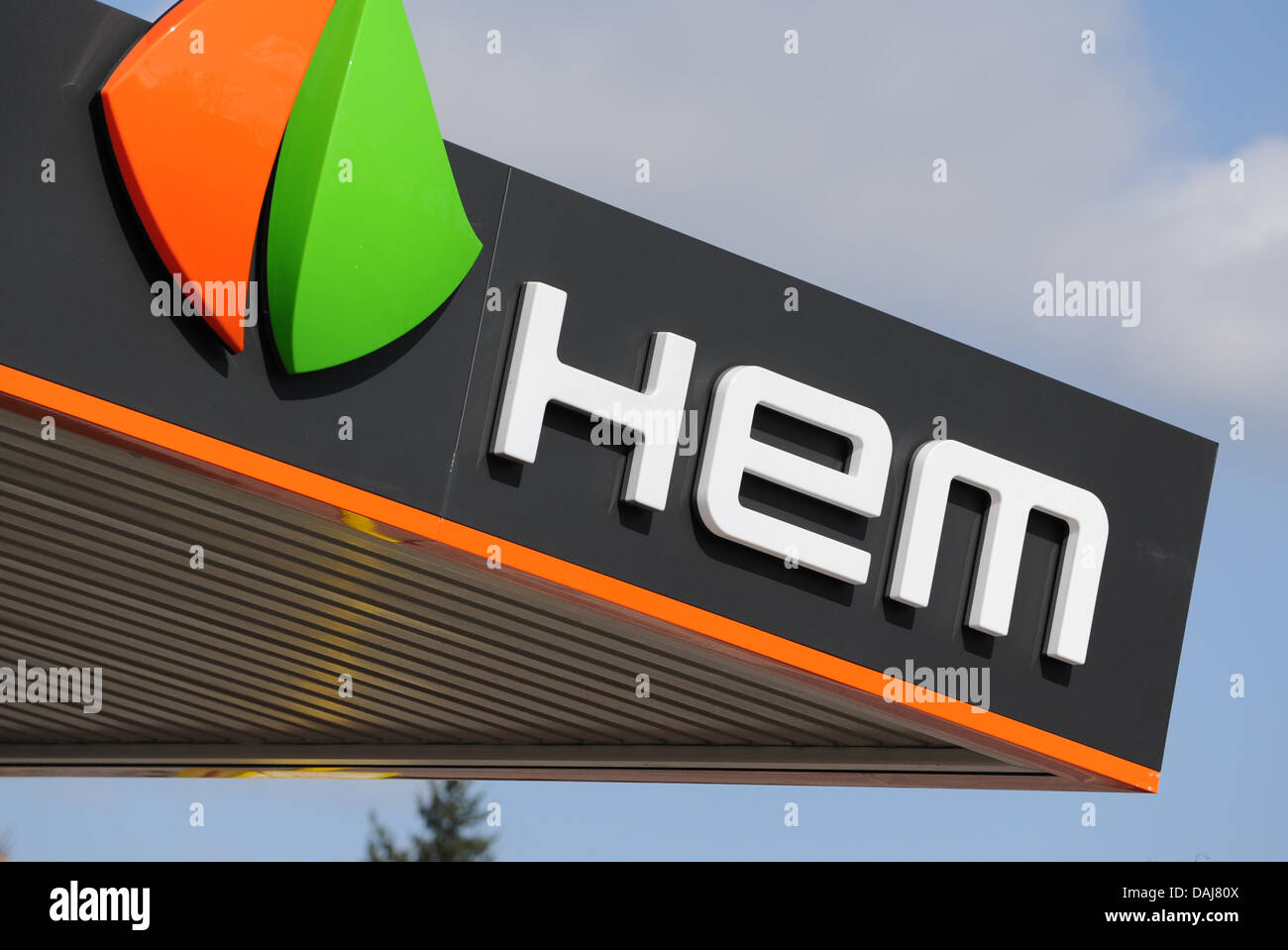 The picture shows the logo of a HEM petrol station in Hamburg, Germany ...