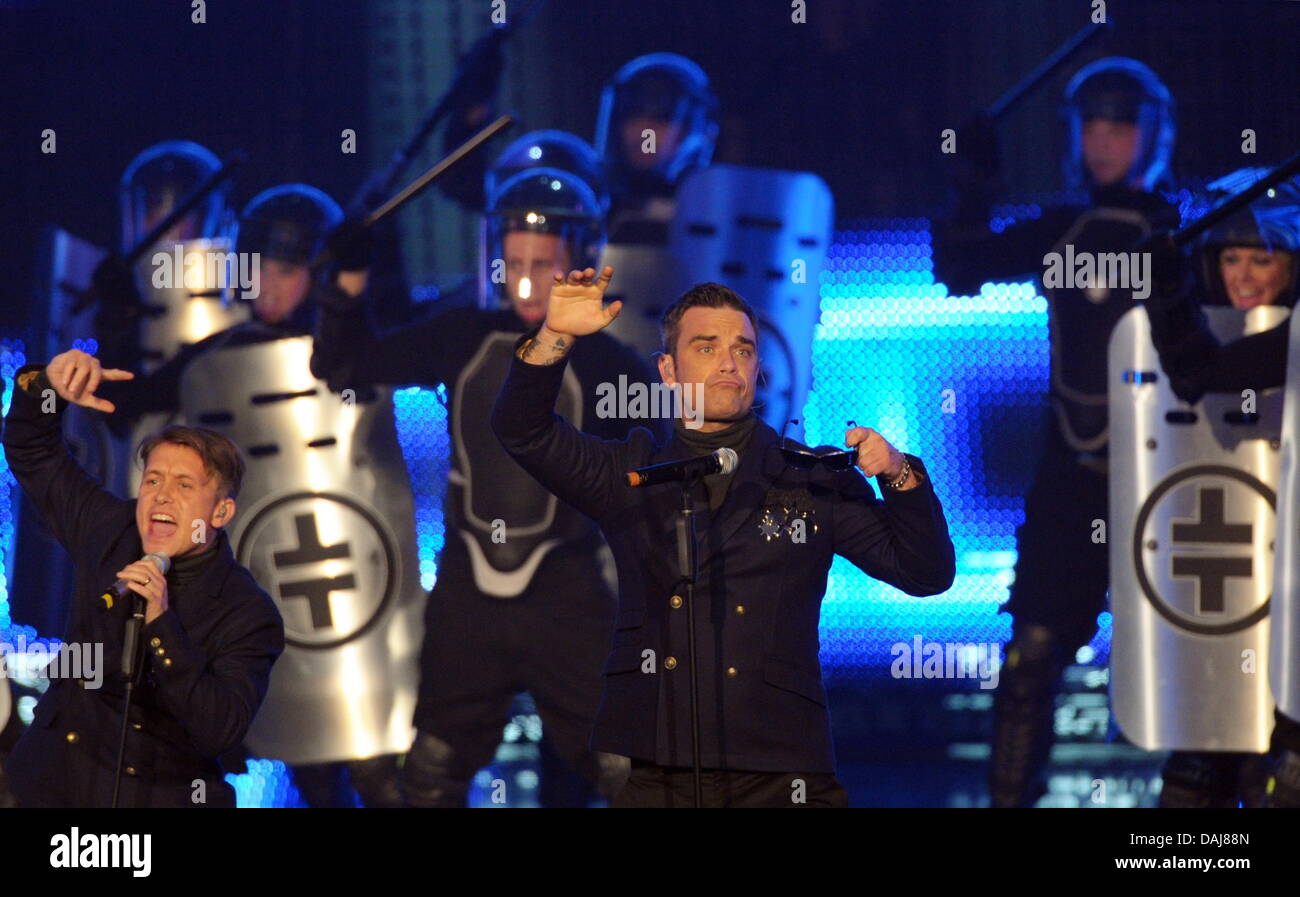 Mark owen of take that on stage hi-res stock photography and images - Alamy