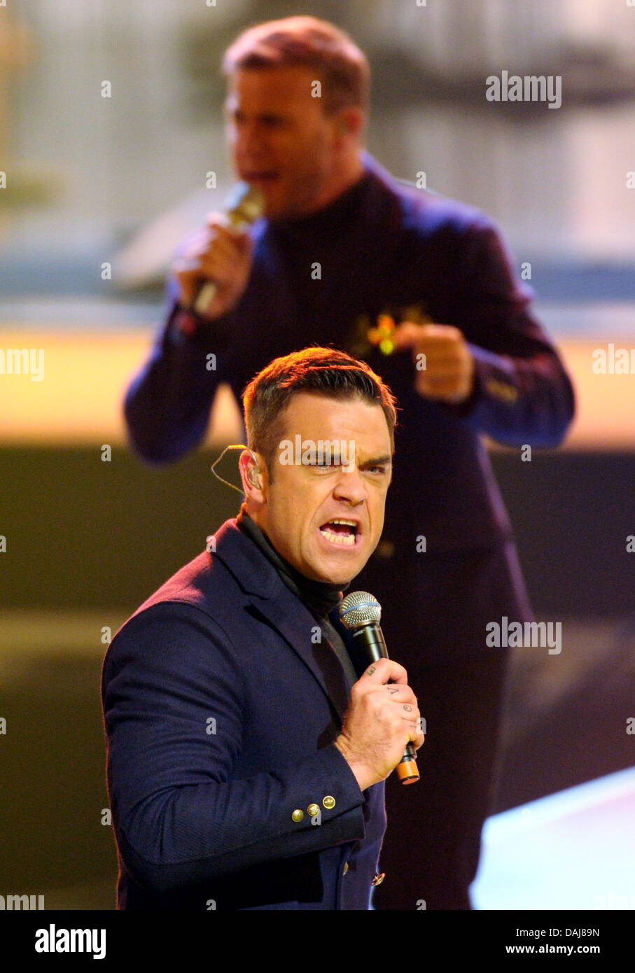 Robbie Williams (front) and Gary Barlow of British band Take That ...