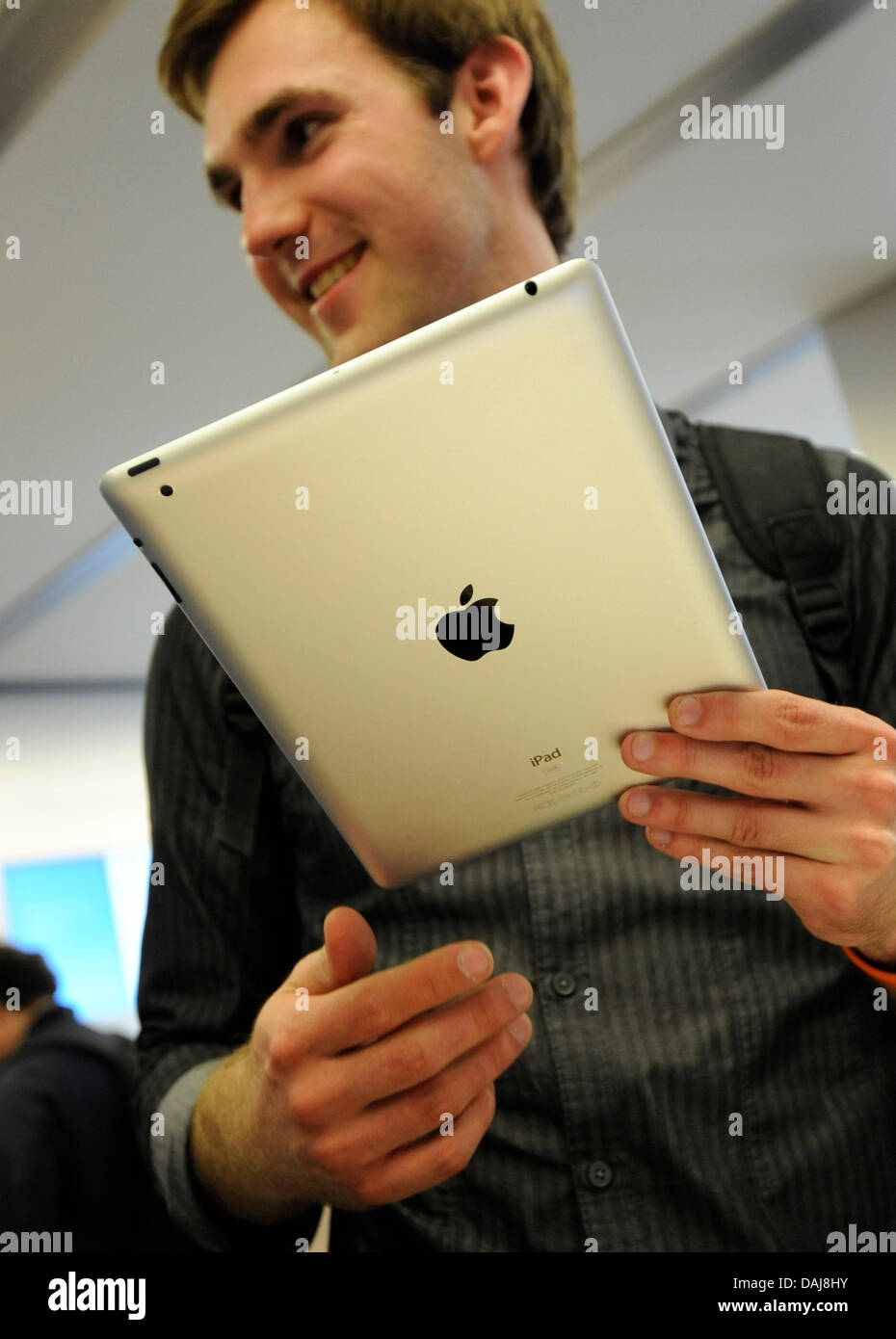 The picture shows a man holding the new Ipad2 at an Apple-store in ...