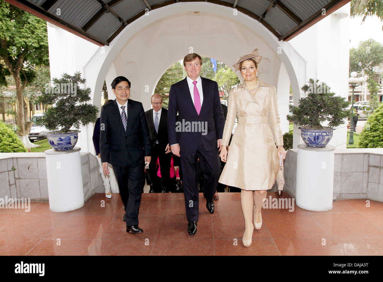 Crown Prince Willem-Alexander of the Netherlands (C) and Princess ...