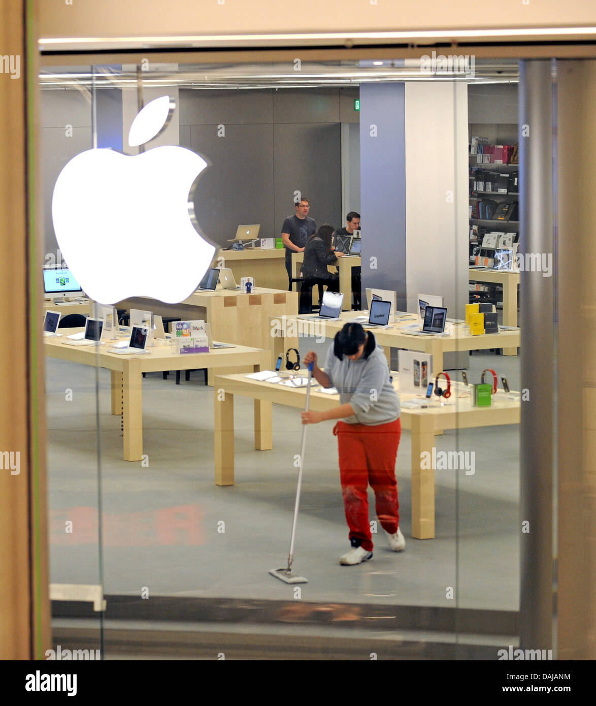 First Stores Open High Resolution Stock Photography and Images - Alamy