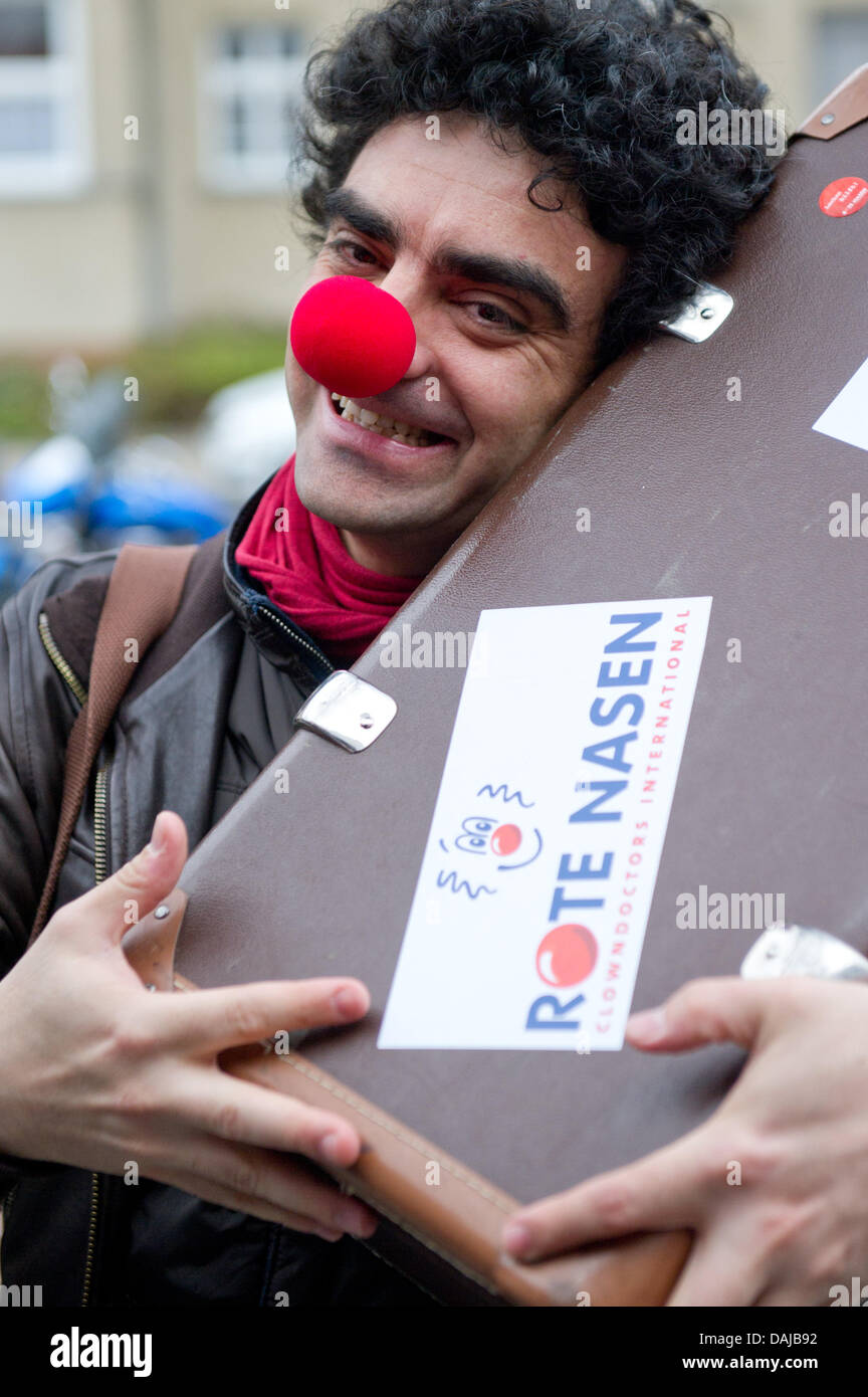 Opera singer Rolando Villazon entertains sick children in St. Josef ...