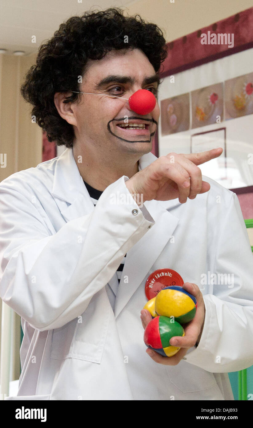Opera singer Rolando Villazon entertains sick children in St. Josef ...