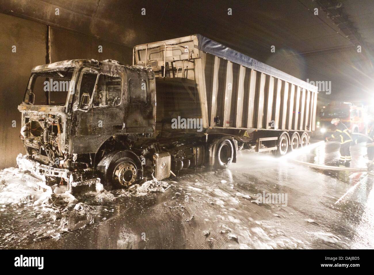 Burnt out lorry hi-res stock photography and images - Alamy