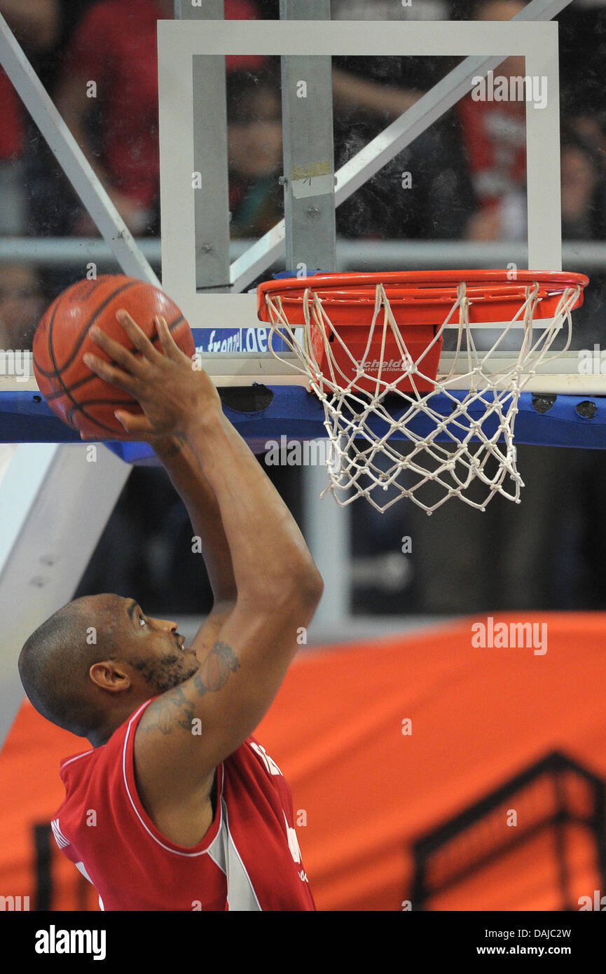 Bamberg's Reyshawn Terry takes it to the hoop during the BBL Cup ...