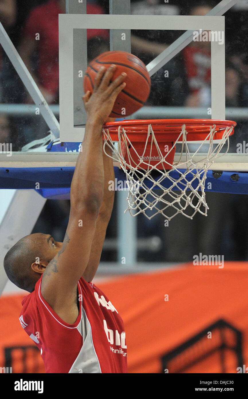 Bamberg's Reyshawn Terry takes it to the hoop during the BBL Cup ...