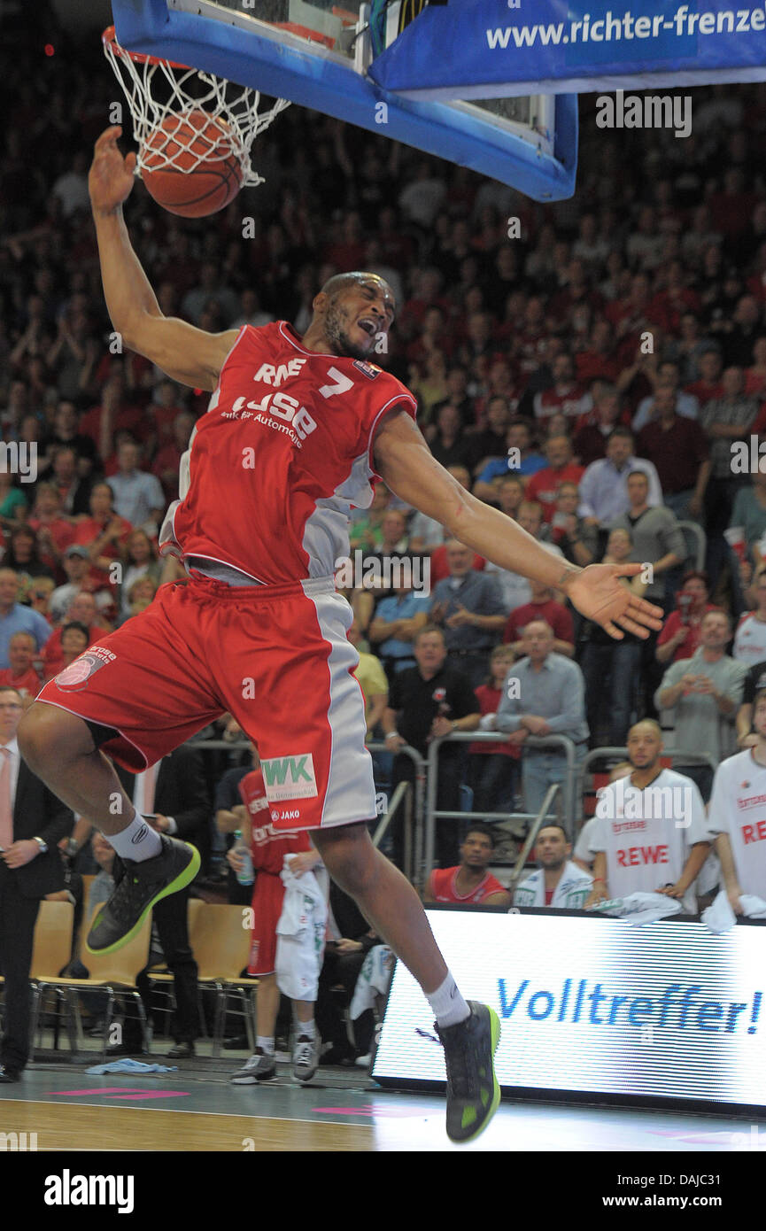 Bamberg's Reyshawn Terry takes it to the hoop during the BBL Cup ...