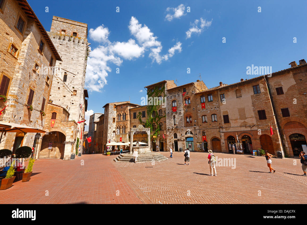 Piazza della Cisterna in San Gimignano, Italy Stock Photo - Alamy