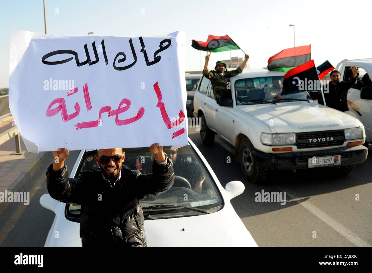 Libyer demonstrieren am Dienstag (05.04.2011) in Bengasi gegen die Nato ...