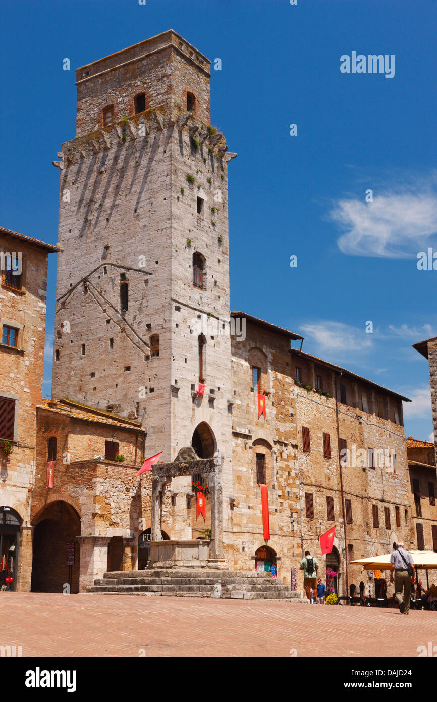 Piazza della Cisterna in San Gimignano, Italy Stock Photo - Alamy