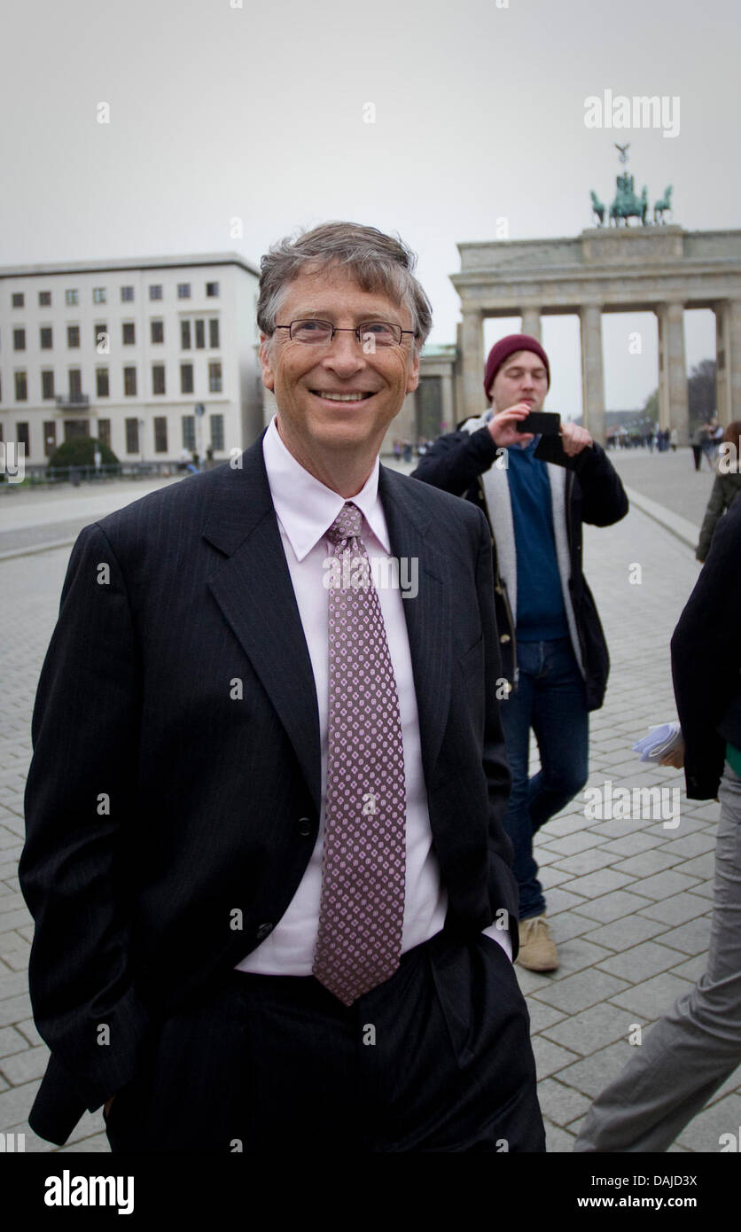 Microsoft founder bill gates poses hi-res stock photography and images ...