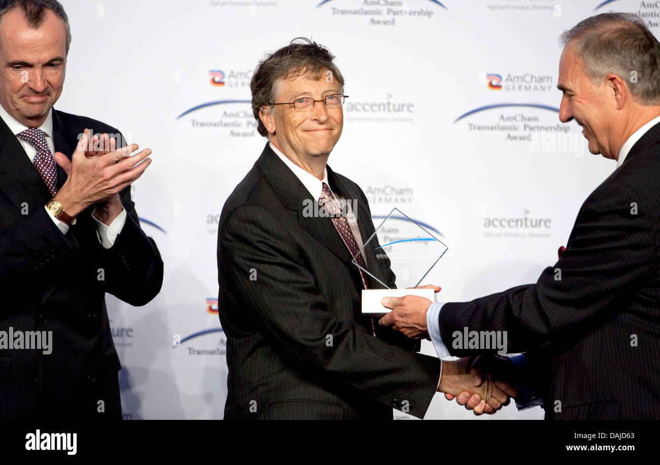 Microsoft founder Bill Gates (C) shakes hands Fred Irwin (R), the ...
