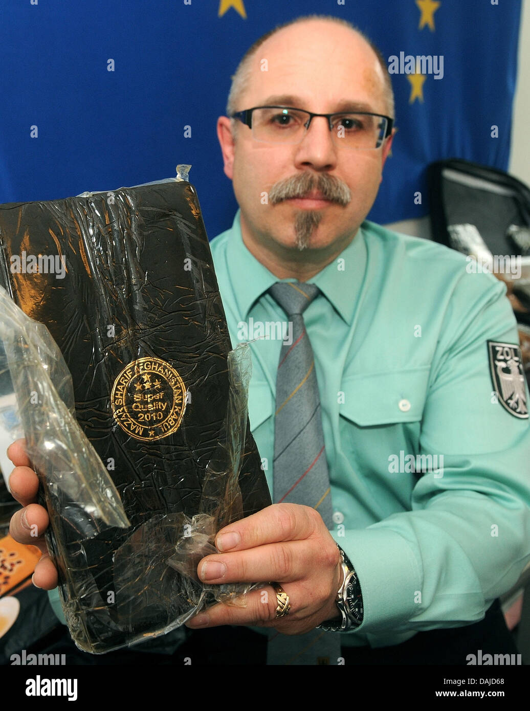Herbert Jansen of the chief customs office in Oldenburg presents one ...