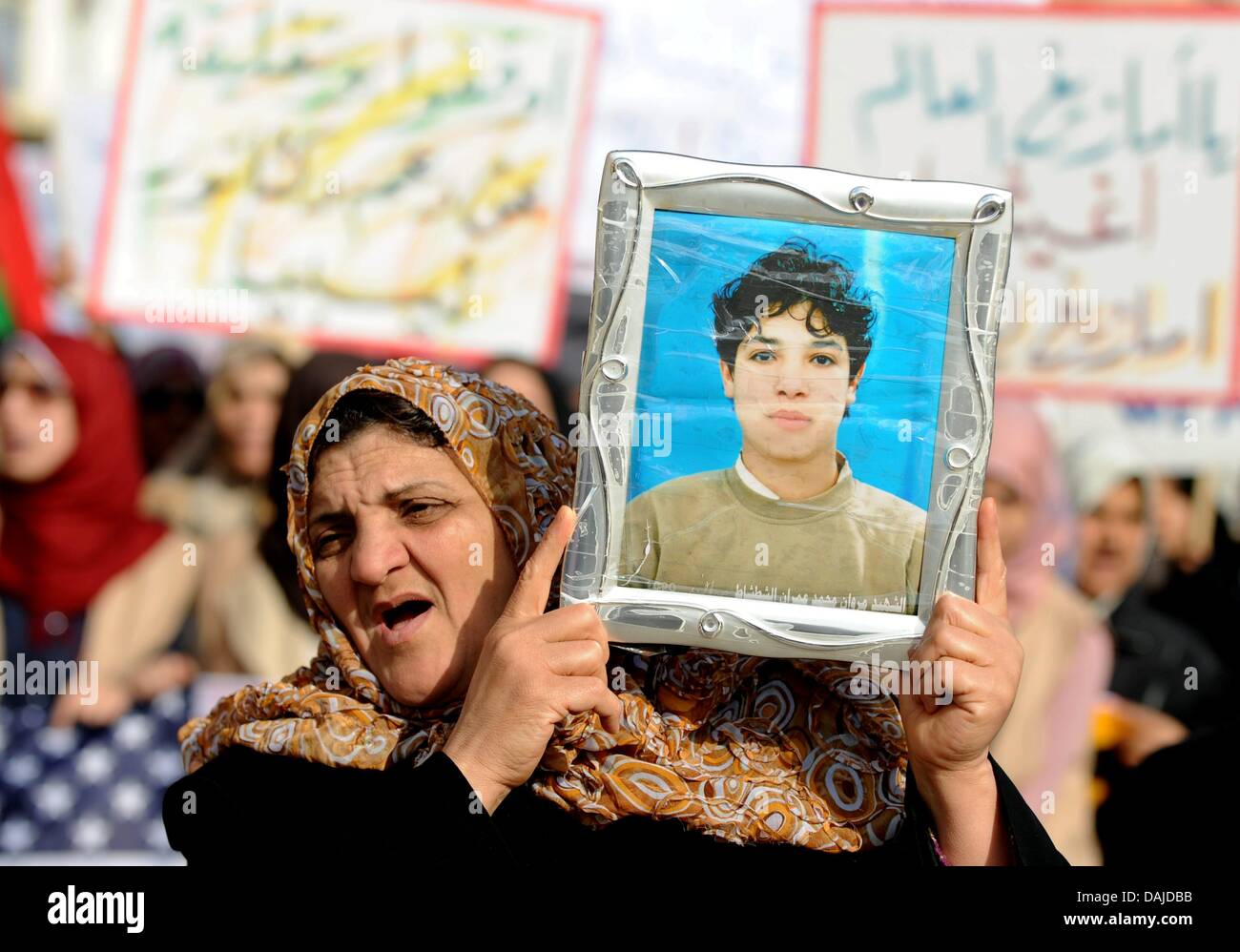 Libyan women demonstrate aginst Muammar Gaddafi and Turkey in Benghazi ...