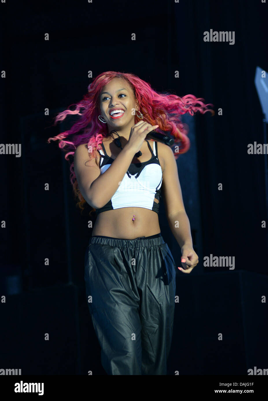 Miss Beauty Omg Girlz Wallpaper