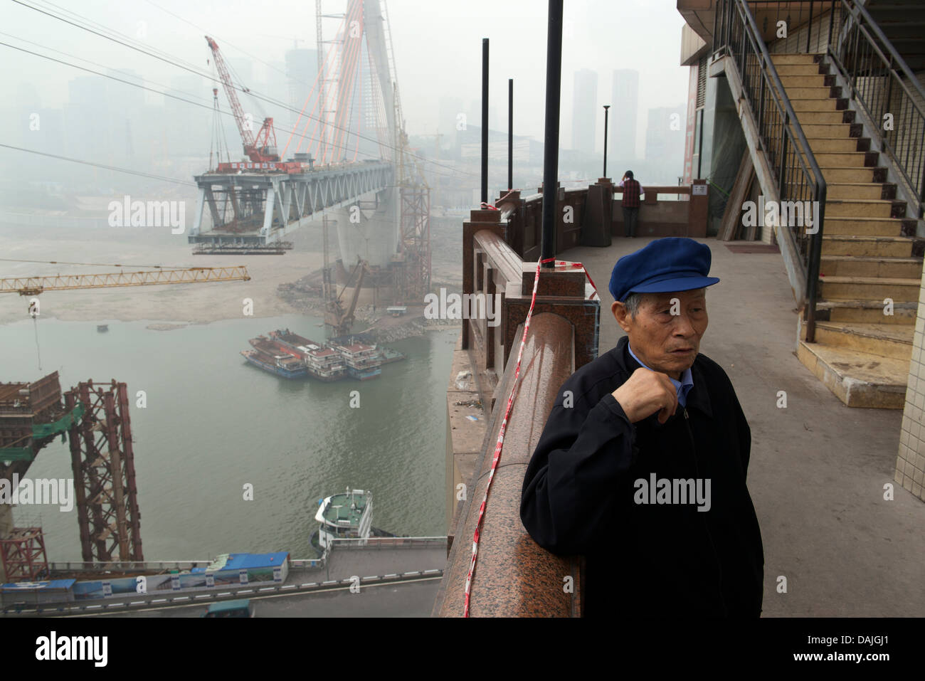 The Qiansimen Bridge is under construction over the Jialing River in ...