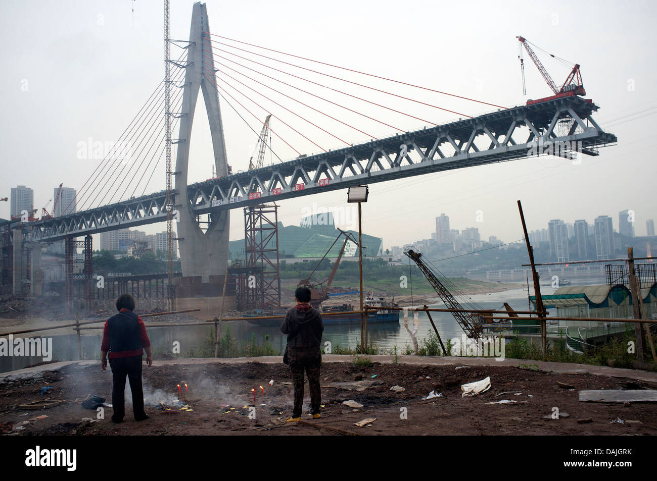 The Qiansimen Bridge is under construction over the Jialing River in ...