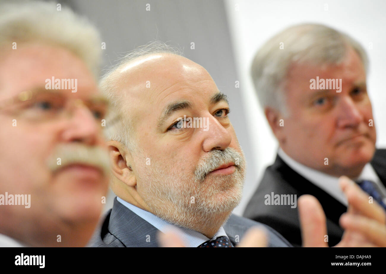 The Bavarian economics minister Martin Zeil (L - R), the coordinator of ...