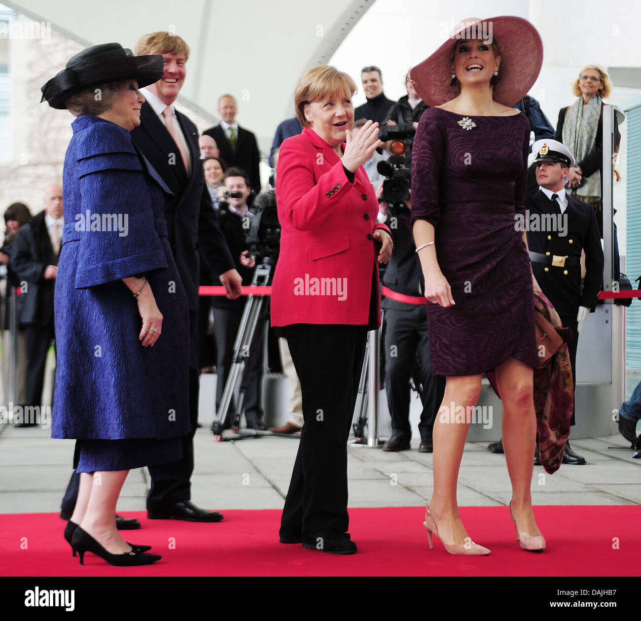 Chancellor Angela Merkel (C) welcomes Queen Beatrix of the Netherlands ...