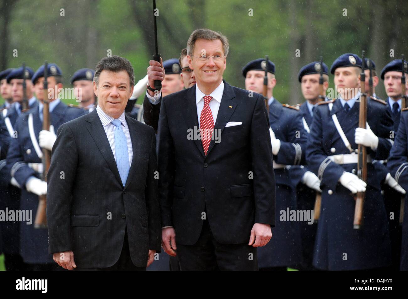 German President Christian Wulff (R) welcomes Colombian President Juan ...