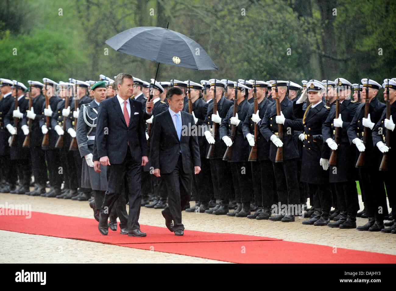 German President Christian Wulff (L) welcomes Colombian President Juan ...