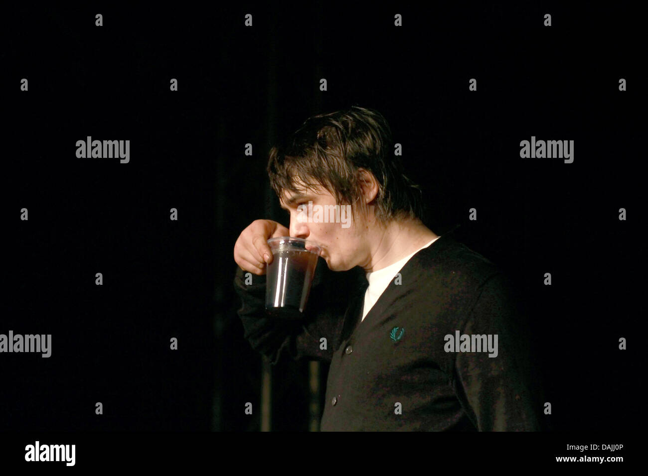 Drinking at concerts hi-res stock photography and images - Alamy
