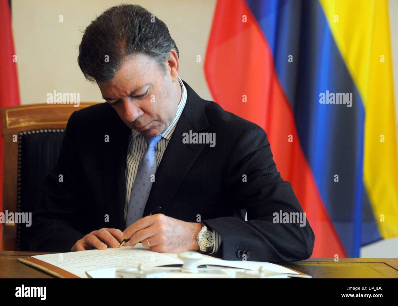 Colombian President Juan Manuel Santos Calderon signs the guestbook of ...