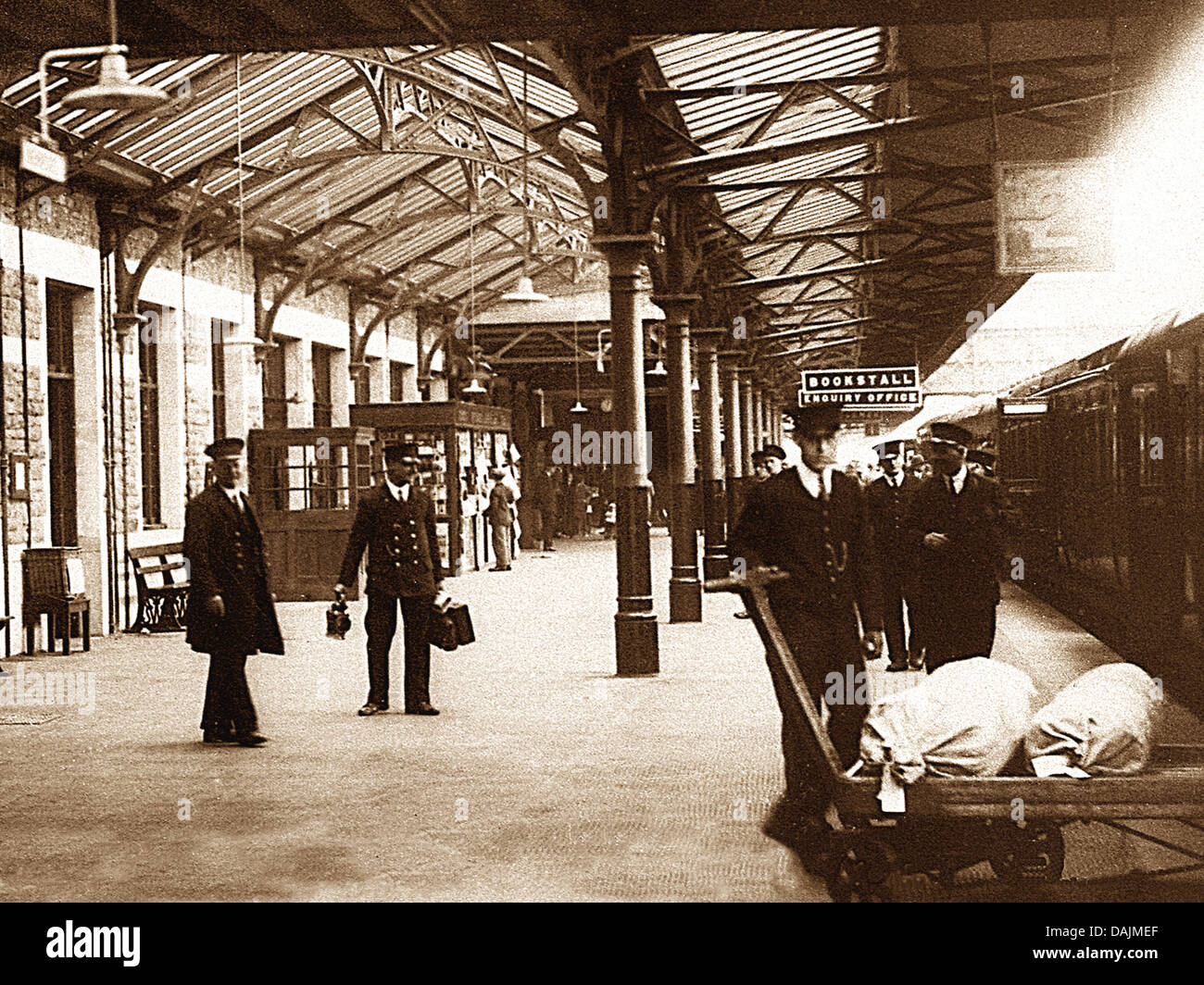 Newport Railway Station early 1900s Stock Photo - Alamy