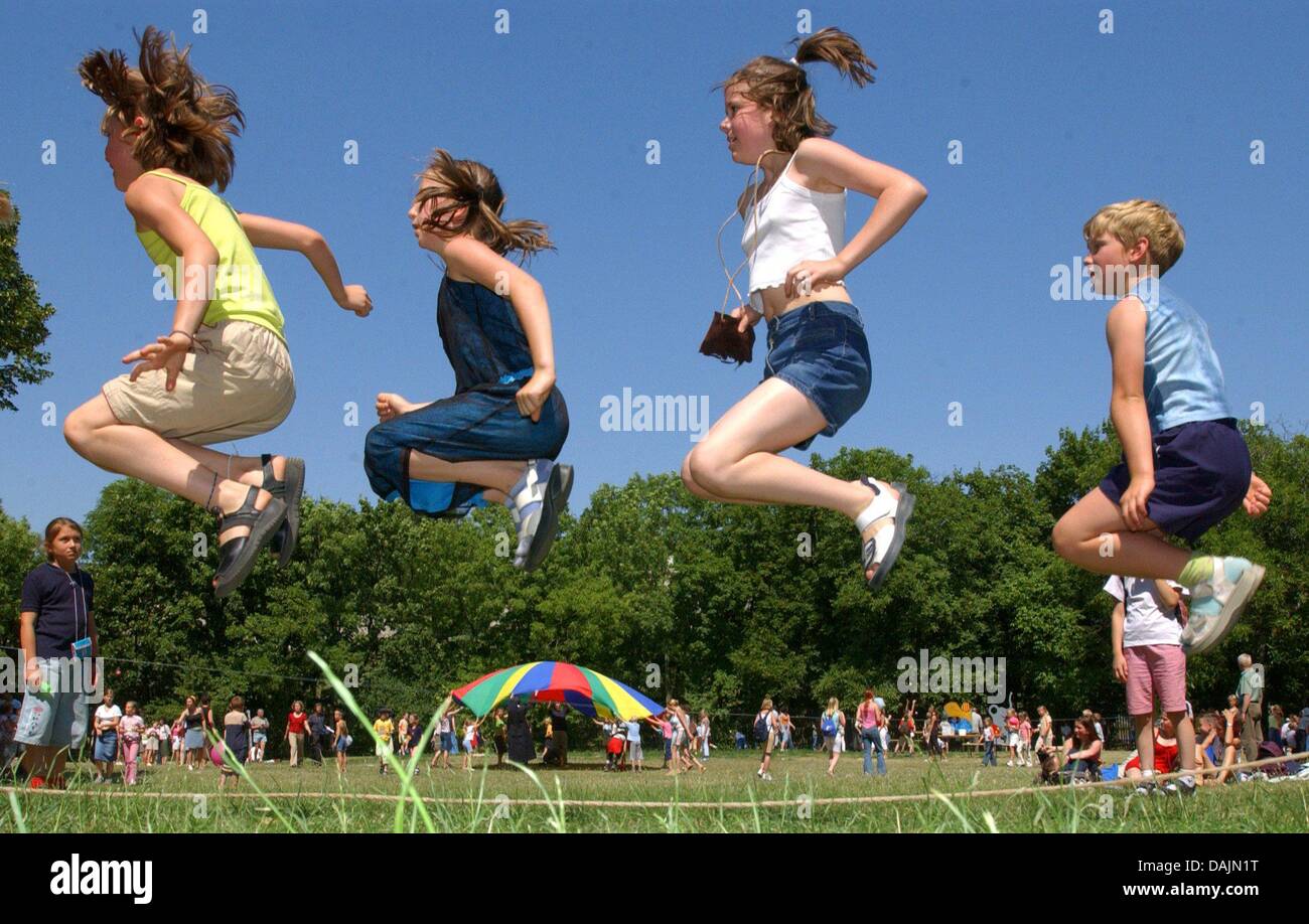 (dpa-file) - A file picture dated 16 July 2003 shows children playing a ...
