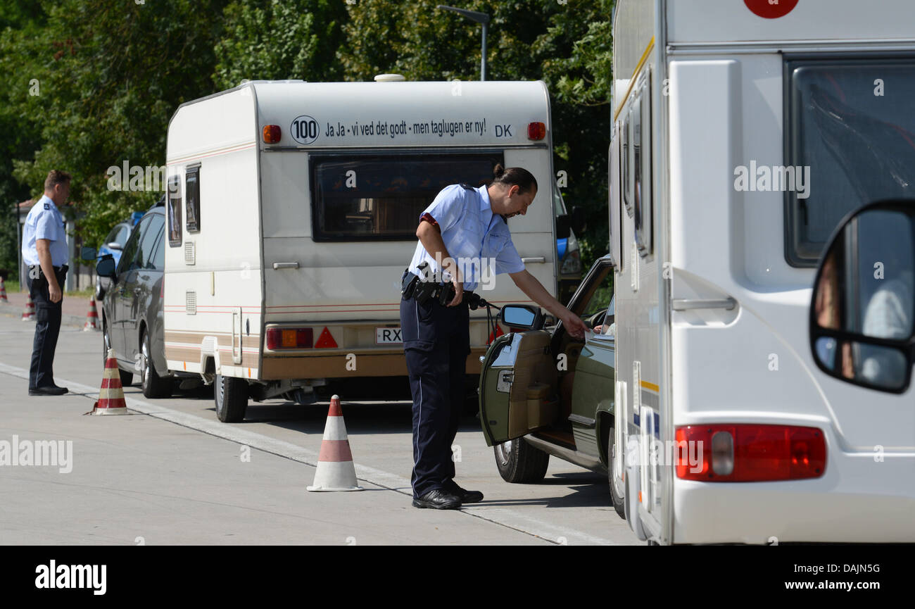 Two police officers check the weight of a travel van at autobahn A5 ...