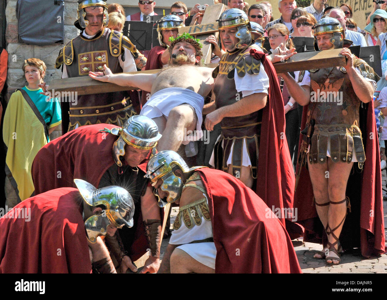 A crucifixion is acted out by about 100 actors in Bensheim, Hesse, 22 ...