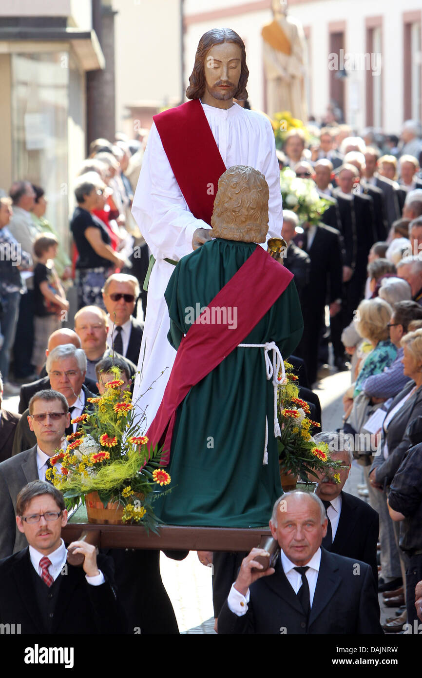 Members of different guilds carry lifesize Jesus figures for the Good ...
