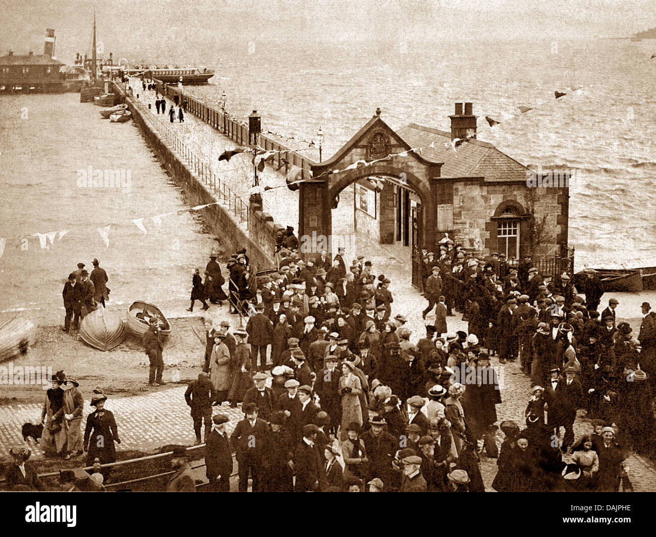 Helensburgh Pier early 1900s Stock Photo - Alamy
