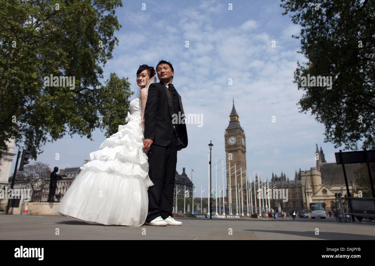 A chinese wedding couple pose for pictures in front of Bg Ben in London ...