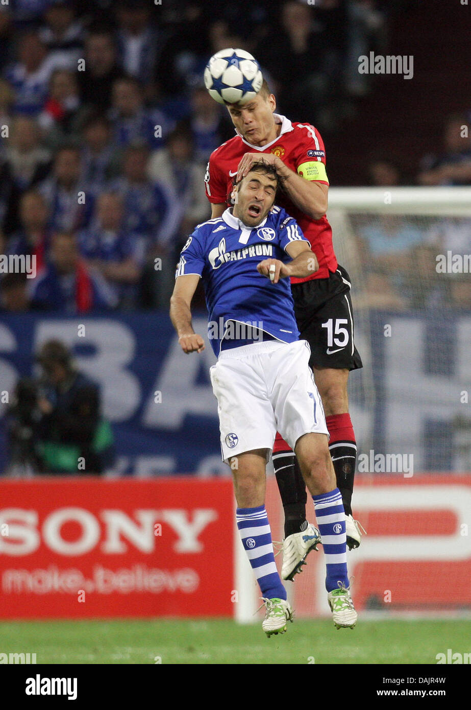 Schalke's Raul (front) and Manchester's Nemanja Vidic vie for the ball ...