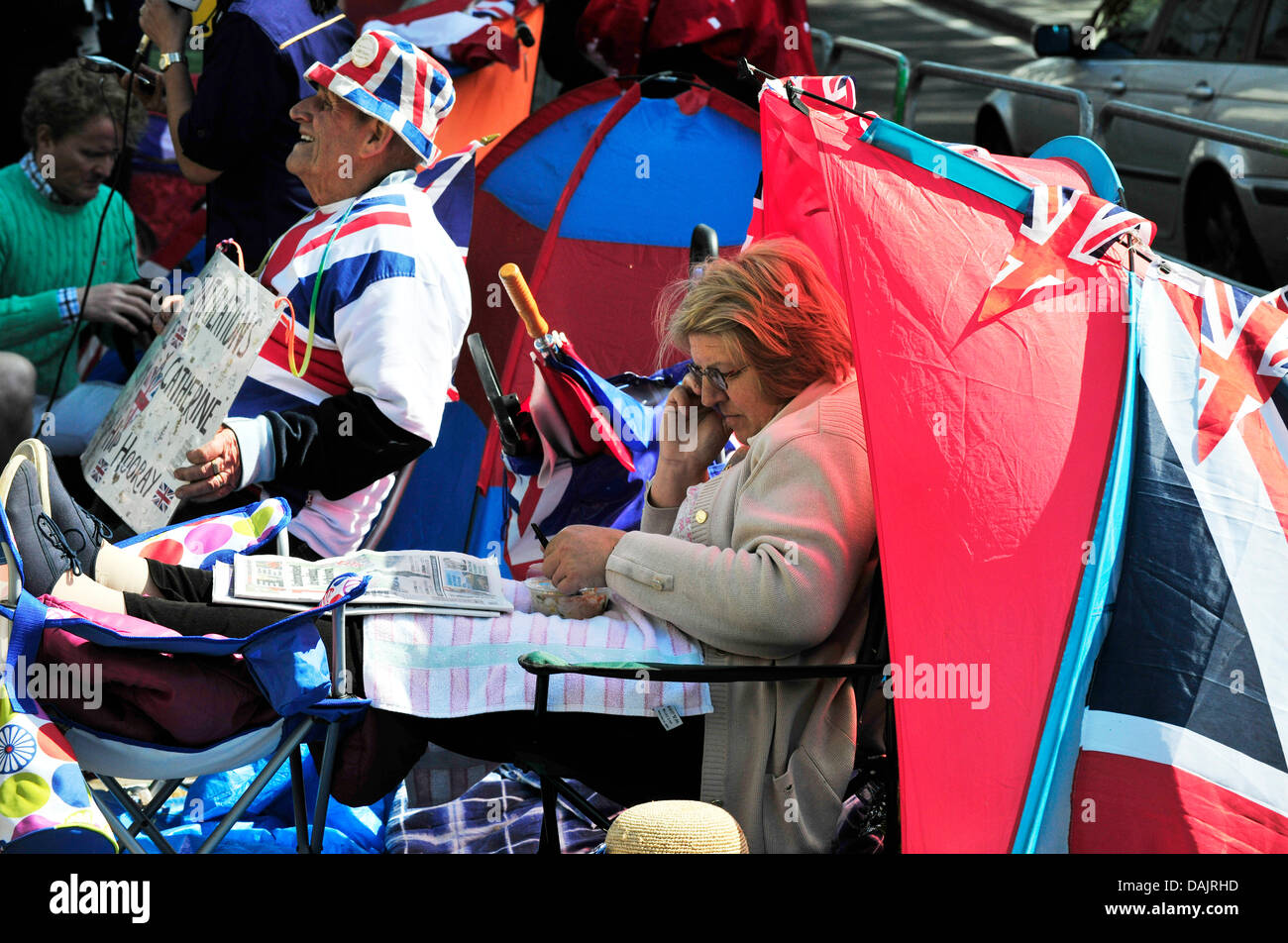 Royal fans outside Westminster Abbey in London, Great Britain, 27 April ...