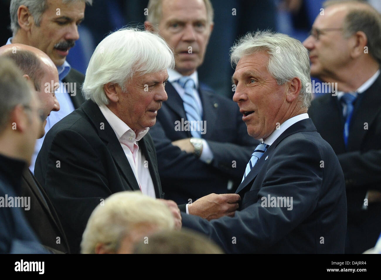 Sports spo soccer bundesliga male gesture handshake germany hi-res ...