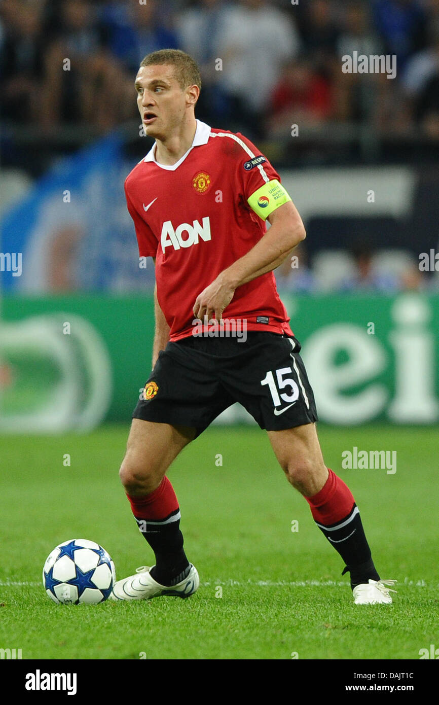 Manchester's Nemanja Vidic dribbles the ball in the UEFA Champions ...