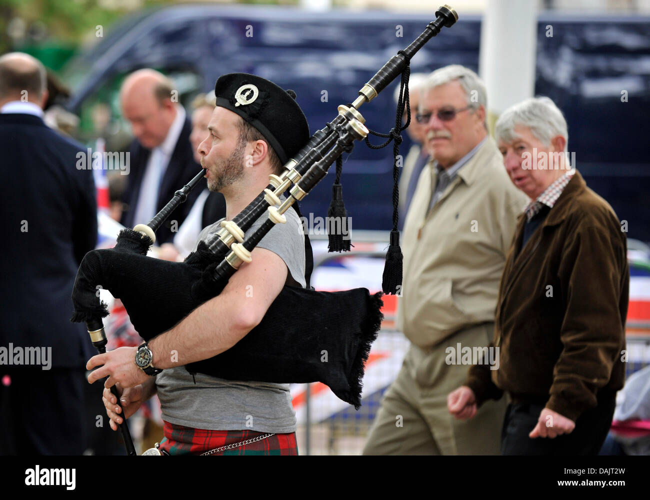 A bag-pipe player enchanting the crowd on The Mall in London, Great ...