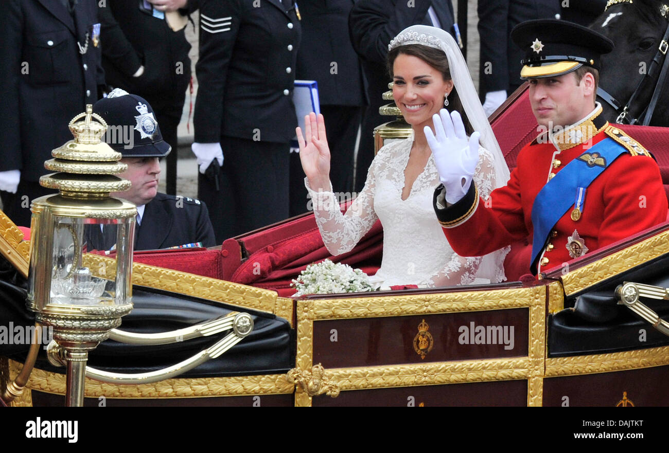 Prince William and Princess Catherine leave Westminster Abbey in a ...