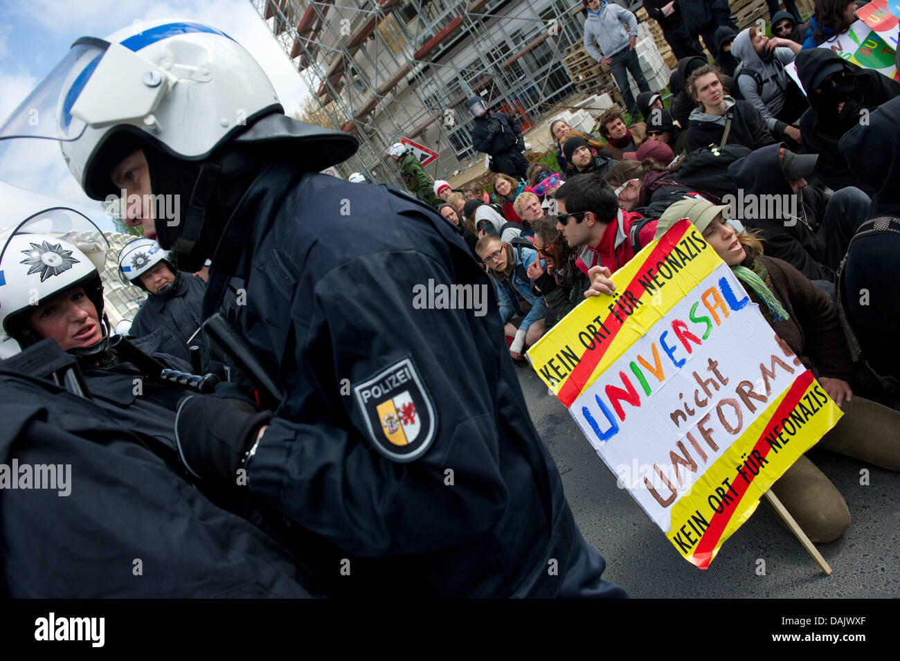 Counter-demonstrators protest with a sit-in blockade against the ...
